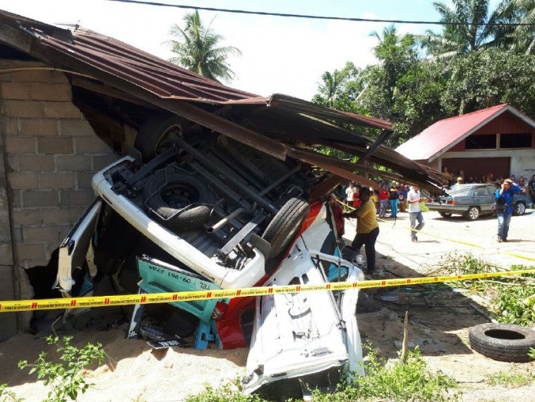 Tragedi 7 Ramadan - Tujuh Pelajar Tahfiz Maut, Tujuh Cedera Selepas Van Dinaiki Rempuh Rumah di ...