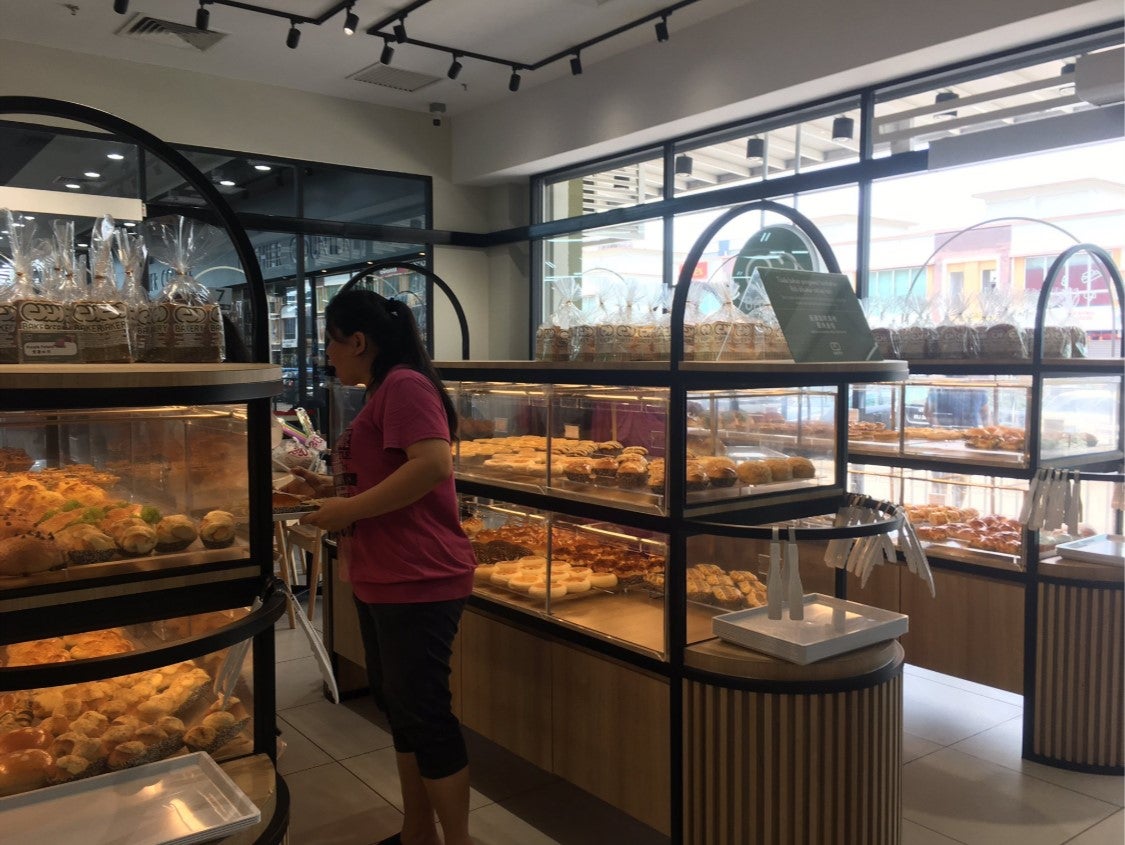 “Masuk nak beli 1 sekali terbeli 10” –Kedai Eco Shop Dah Ada Bakery Guys, Semua RM2.10 Je ...