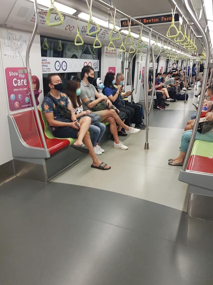 Seram Tapi Comel, Kelibat Valak Pakai Topeng Muka Dikesan Dalam MRT ...