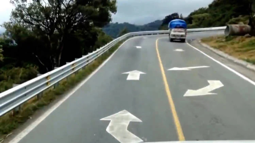 Laluan Sempit Punya Pasal, Pemandu Kenderaan Di Jalan Berbukit Ini ...