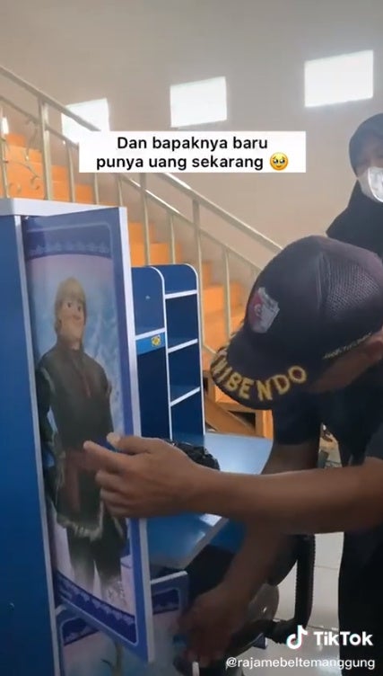 Simpan Duit Syiling Setiap Bulan, Kisah Bapa Ini Beli Meja Belajar ...