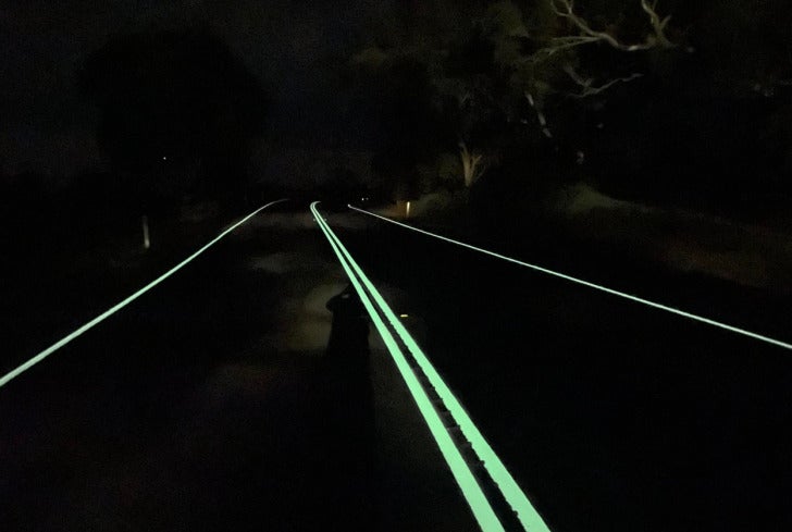 Genius! Jalan Raya Di Australia Bercahaya Dalam Gelap Untuk Mudahkan ...